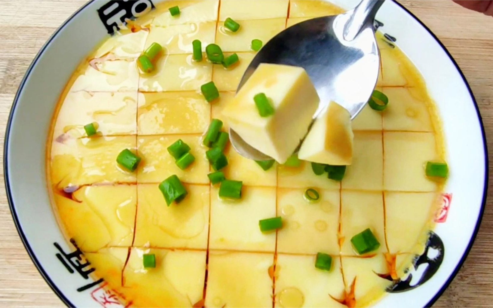 鸡蛋羹怎么蒸出来又嫩又滑,3分钟教你制作,只要学会这3点,鸡蛋羹香滑...