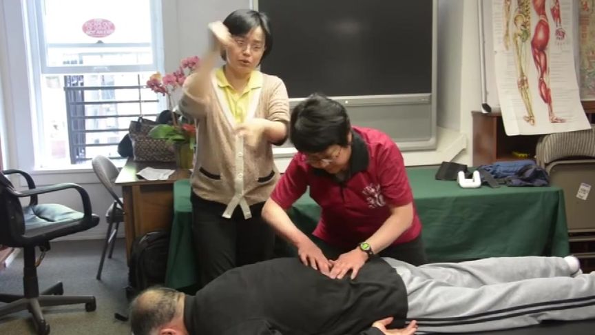 老师教学员如何用推拿手法调理腰背疼痛,这个华佗夹脊该怎么按哟