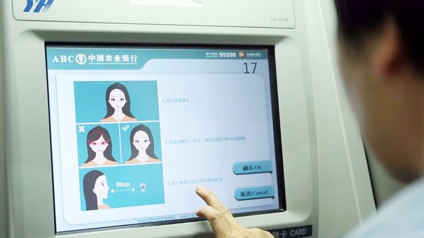 为什么在银行办卡时,一定要和银行职员一起拍照?