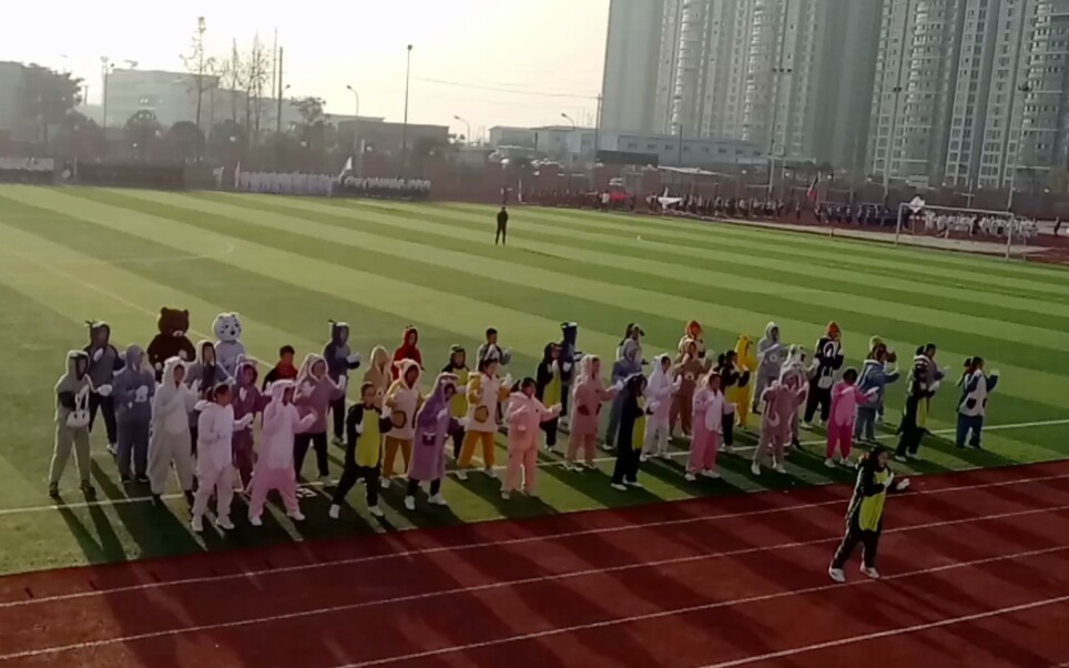 学校运动会开幕式表演,学生太有才了,全班穿睡衣表演也是拼了