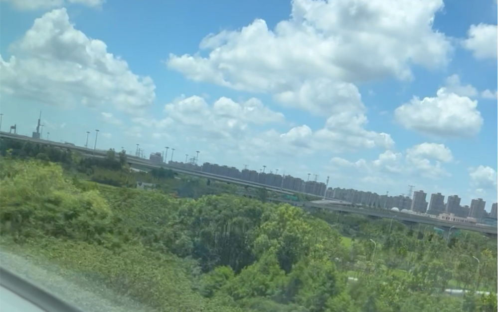 上海磁悬浮列车,第一次坐。蔚蓝的天空,美如画的白云,回不去的过去。...