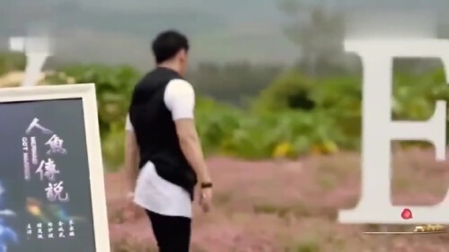 张伦硕将钟丽缇抱了过来,问她为什么来晚了?女神露出委屈的表情