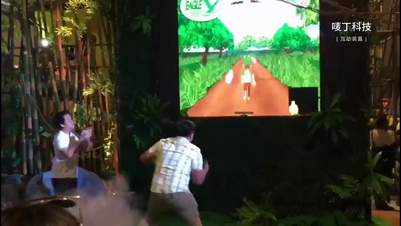 ...展示压感跑步机 体育运动品牌活动策划 体验式营销暖场游戏道具设计