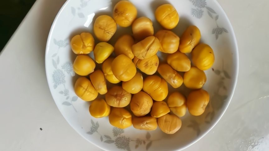 栗子好吃皮难剥,教给大家一个去皮的秘诀,简单易大家可以试试奥