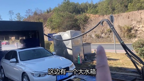 经过路边,第一次看见自动洗车机工作,原来它是这样的原理