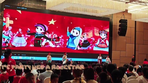 家长和孩子的才艺表演,为毕业典礼增添光彩