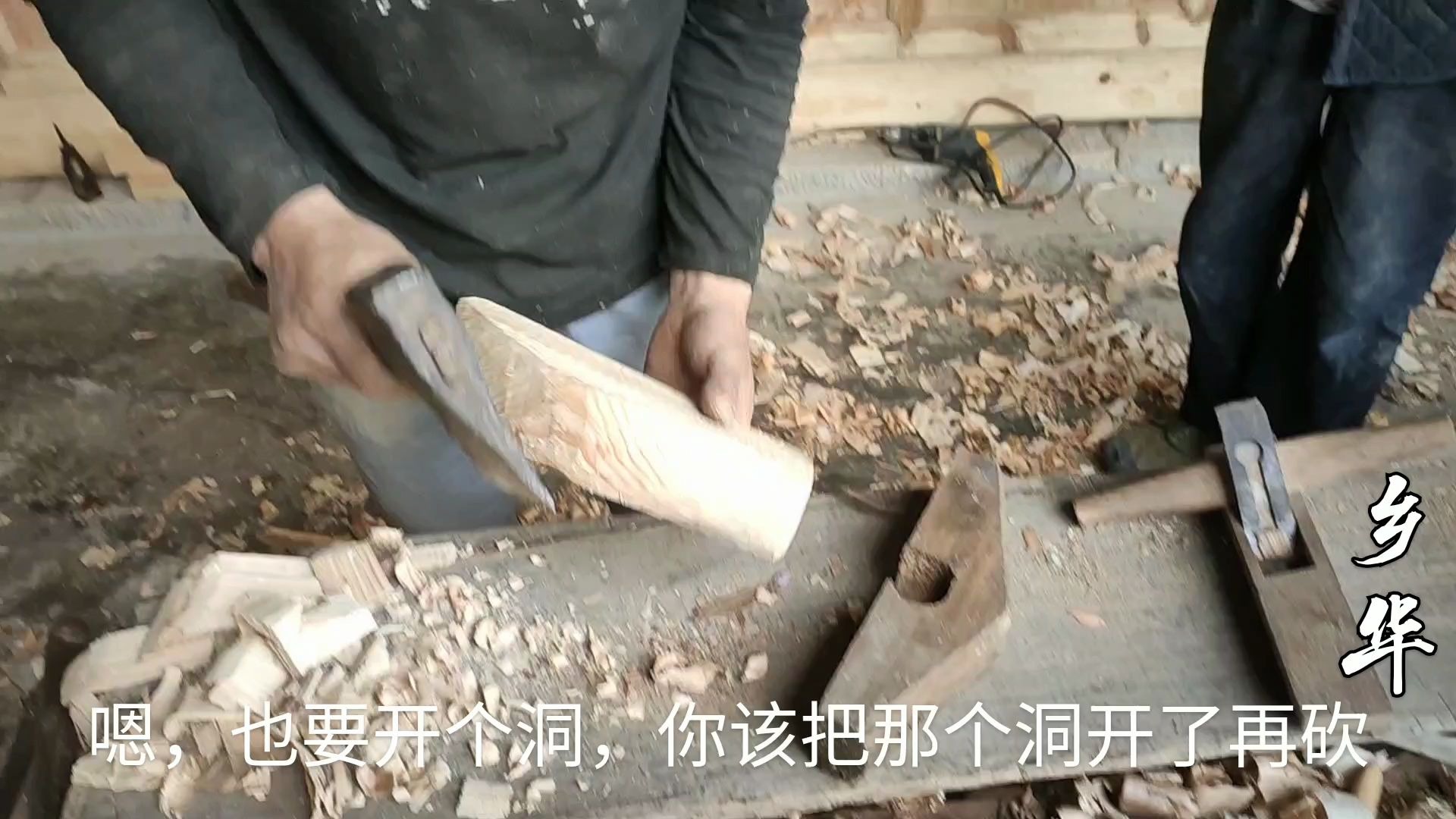 农村木匠翻新老房子,这才是正宗实木门,这种锁现在都买不到了