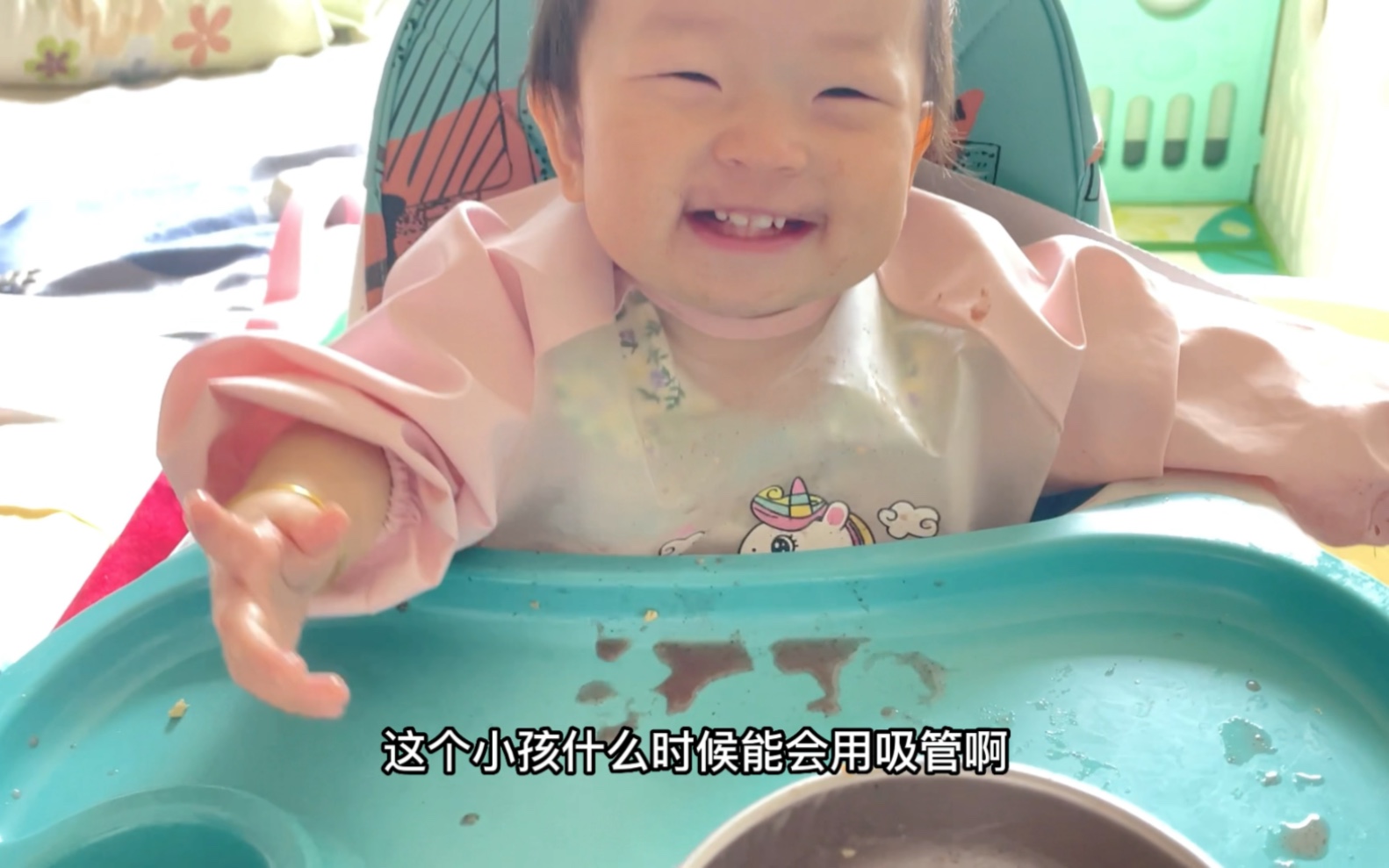 1岁宝宝训练自主进食,一天洗好几遍,老母亲崩溃啊!