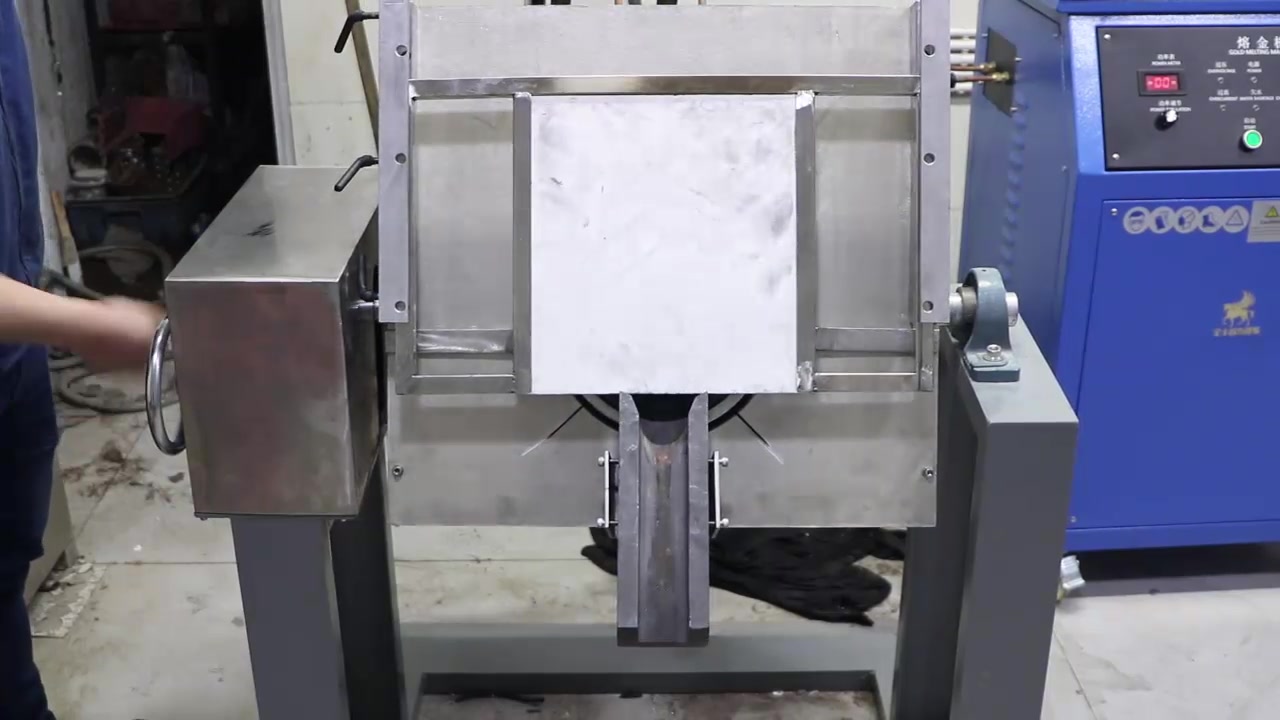 65公斤黄金感应加热熔炼炉操作视频,这种大型首饰设备你见过吗?