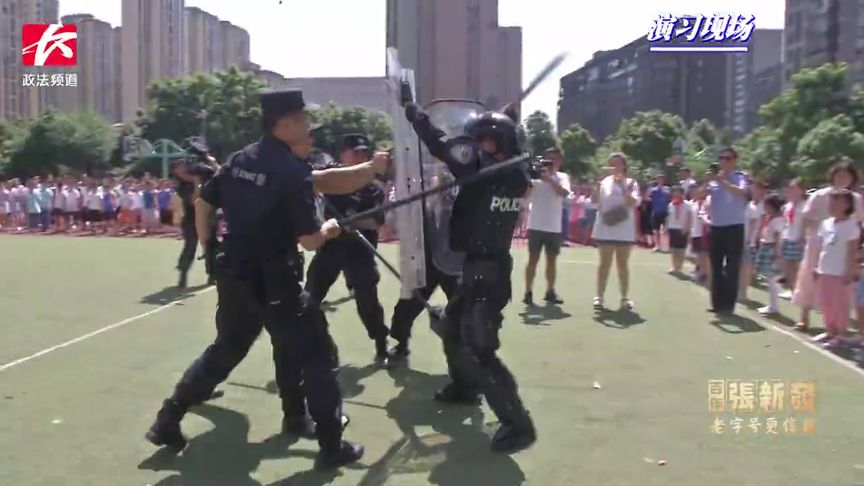 反恐防爆特警迅速制服“歹徒”,现场演示教学为校园安保助力