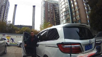 实拍:本田艾力绅倒车撞了后车,然后下车说,我的车就没动