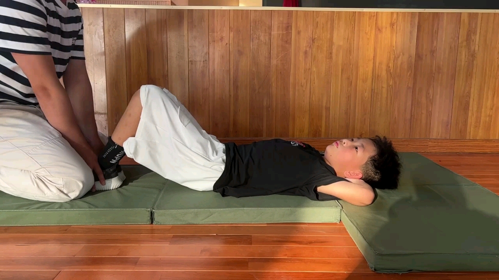 小学生仰卧起坐姿势