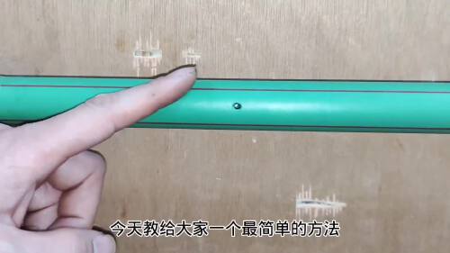 "教你轻松修复水管漏水:塑料袋与铝箔的巧妙结合"