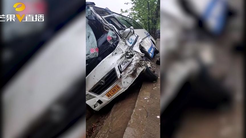 突发!货车、中巴车、小车三车相撞,小车司机当场死亡!