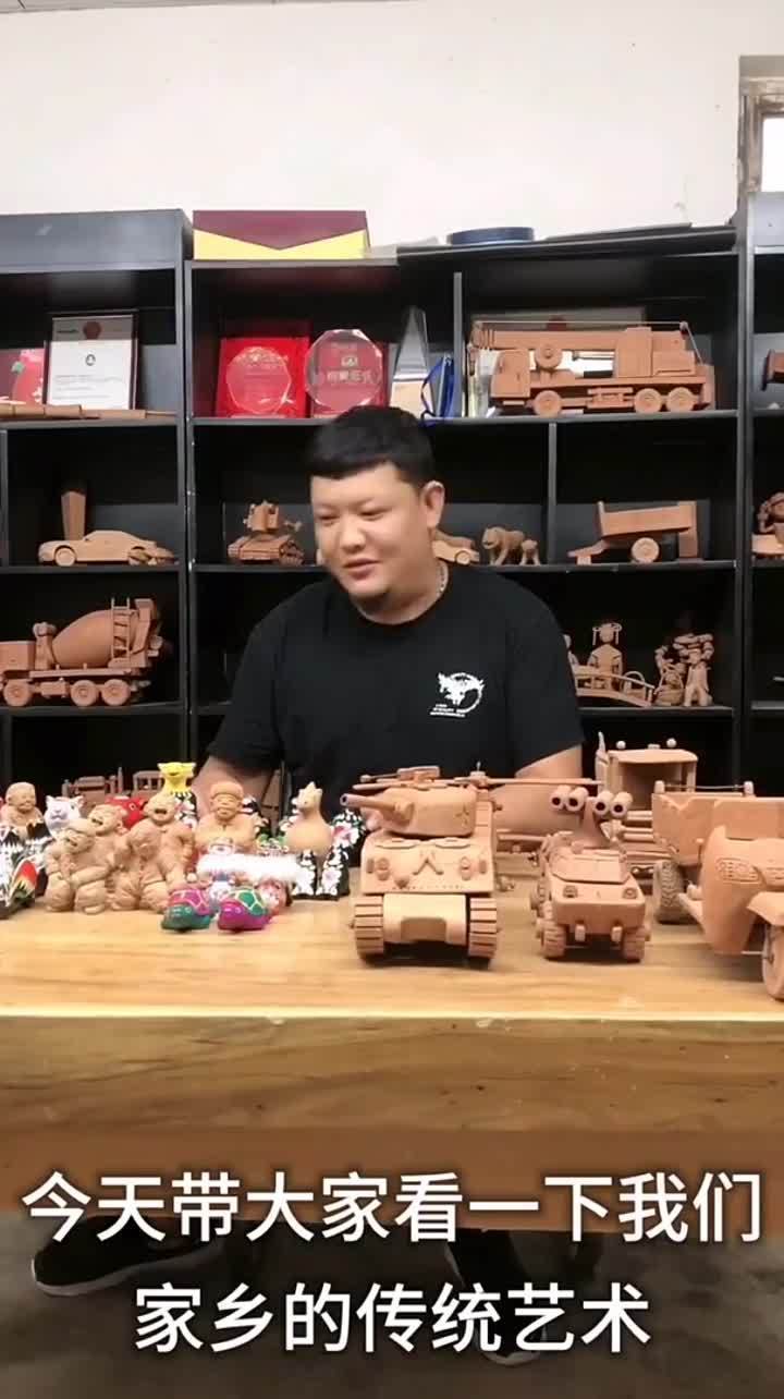 我们对传统泥塑泥咕咕不断进行延深创新,结合现代人的审美观念,我们...