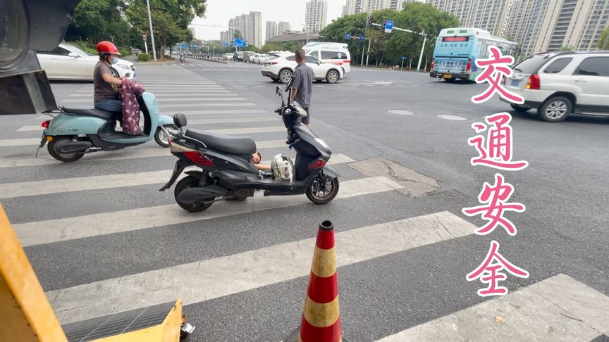 电动车绿灯直行被汽车右转弯撞上了是谁的错,驾驶汽车要眼观六路