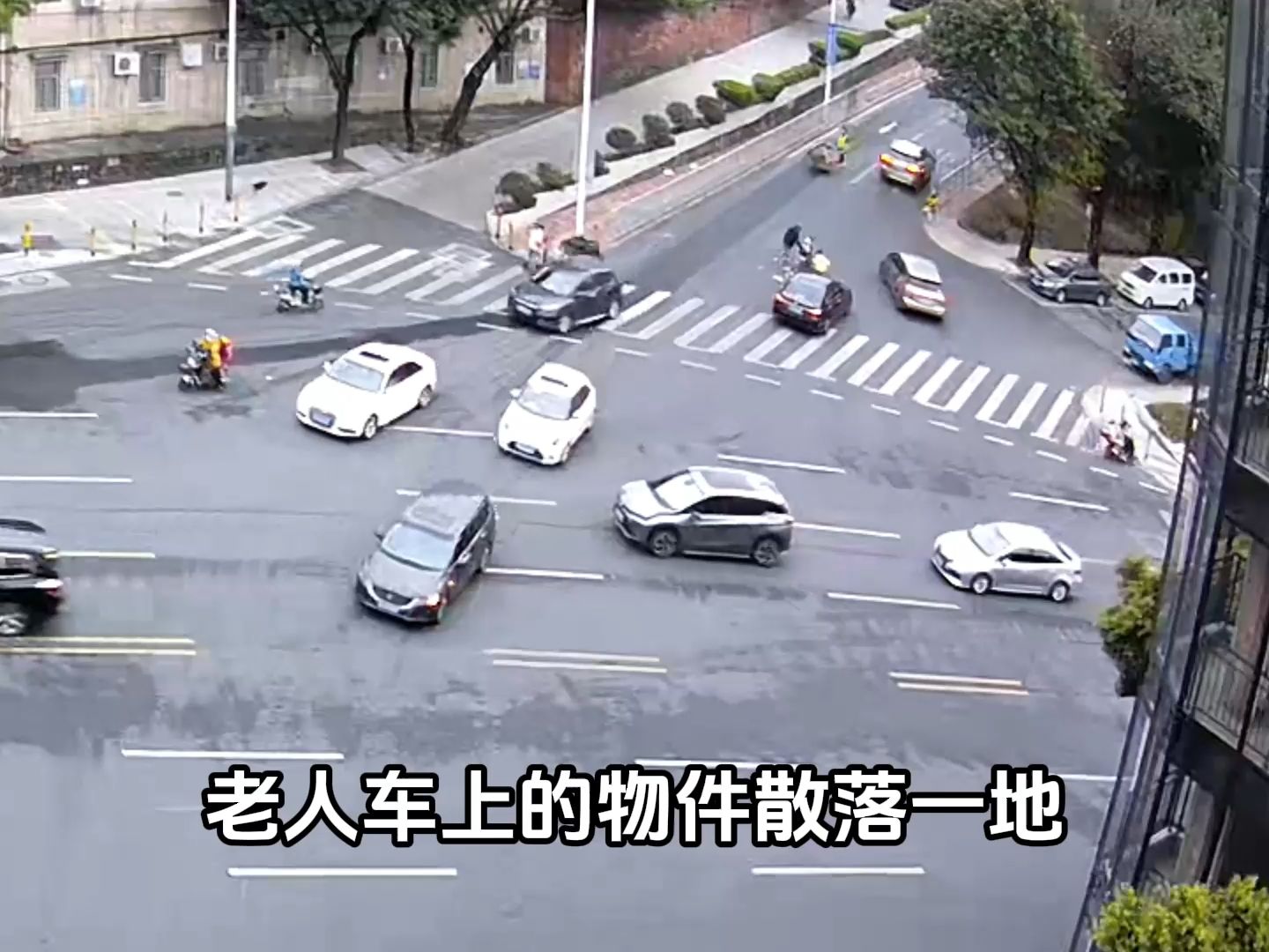 黑色小车视线被挡,路口没有减速撞上骑着电动自行车的老人家