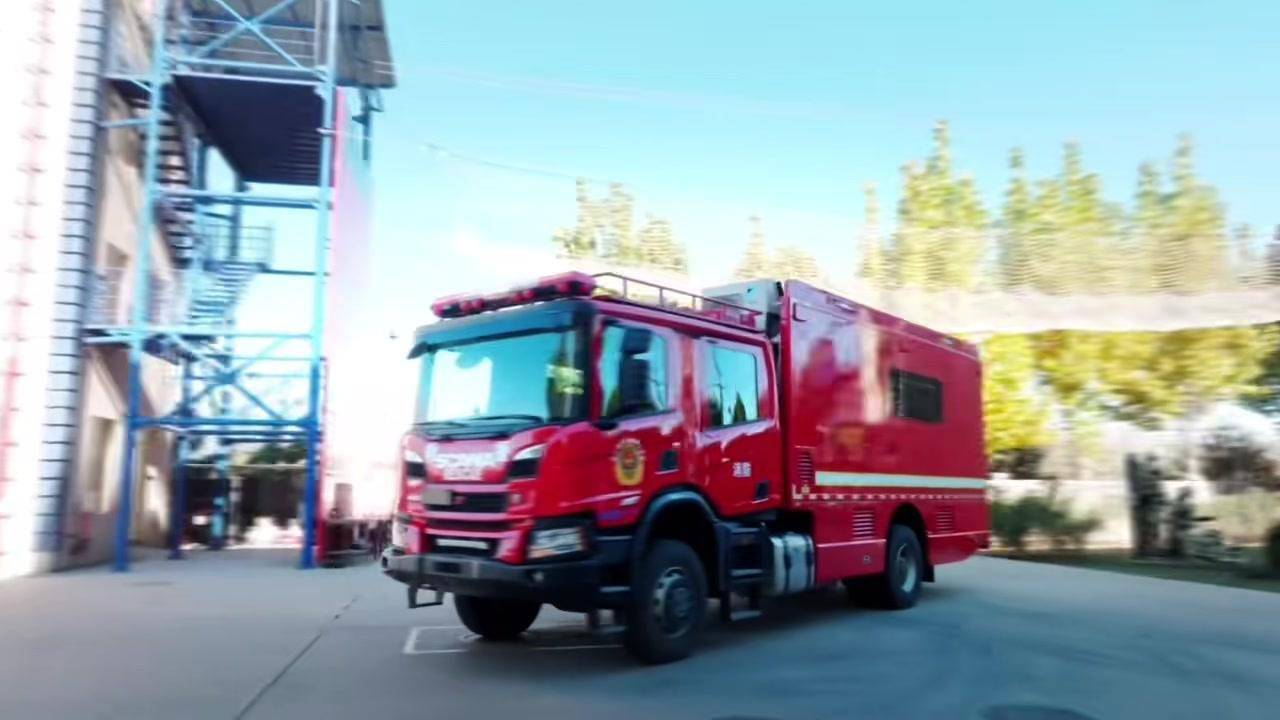 ...揭秘高精尖消防车辆装备#卫星通信指挥消防车#北京安全总动员(记者...