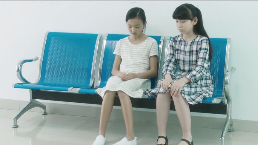两个小学生被富商带去酒店,唯一证据掌握在前台手中,维权太艰辛