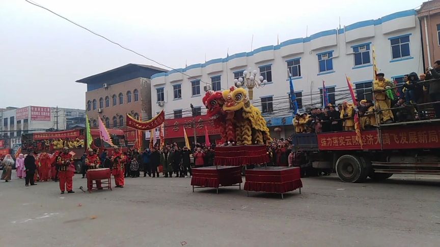 人山人海热闹非凡都在干什么呢?舞狮队精彩绝伦的表演,惊喜万分