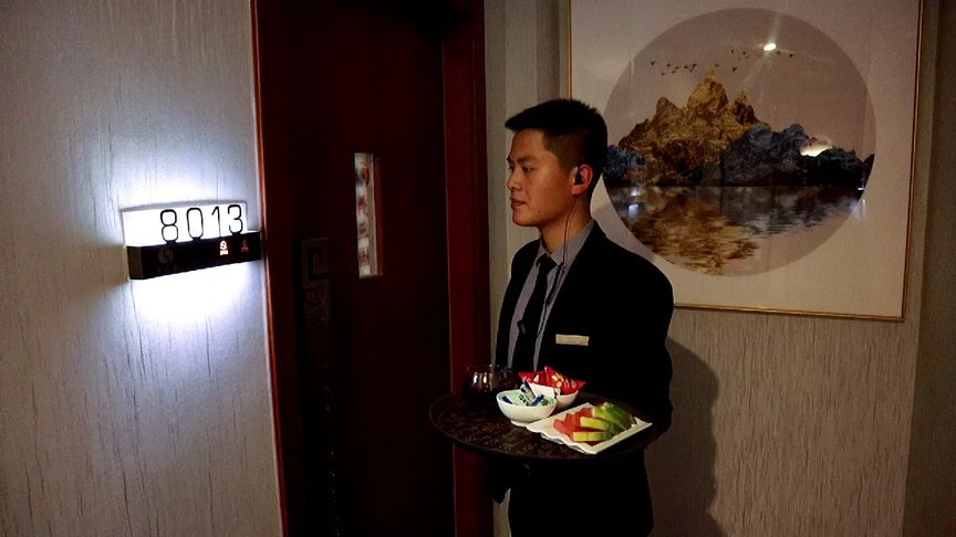 義三国集团,服务生送茶水流程