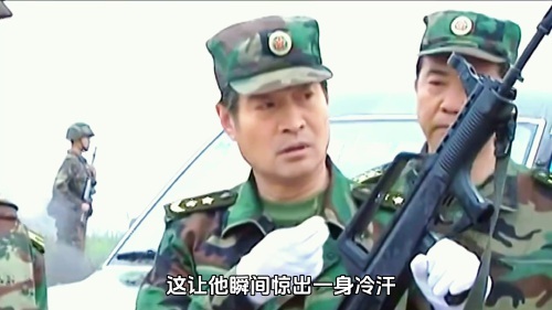 首长在视察过程中偶然察觉士兵训练中使用实弹对抗,令他感到十分...