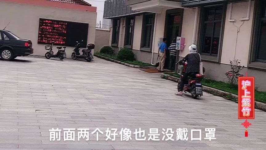 公共场合还得配戴口罩,路边发现不知名结满了果子的树有认识的吗