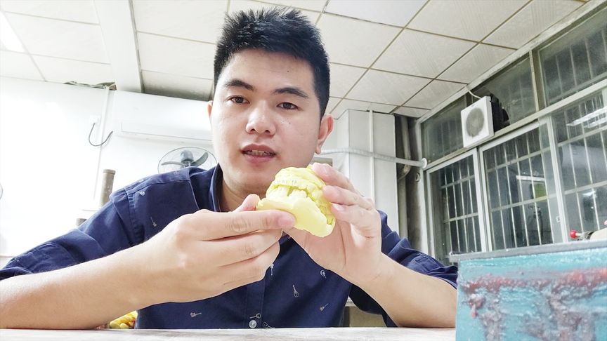 小伙学会了制作假牙,竟然还能给家人镶牙,网友直呼:这行业好!