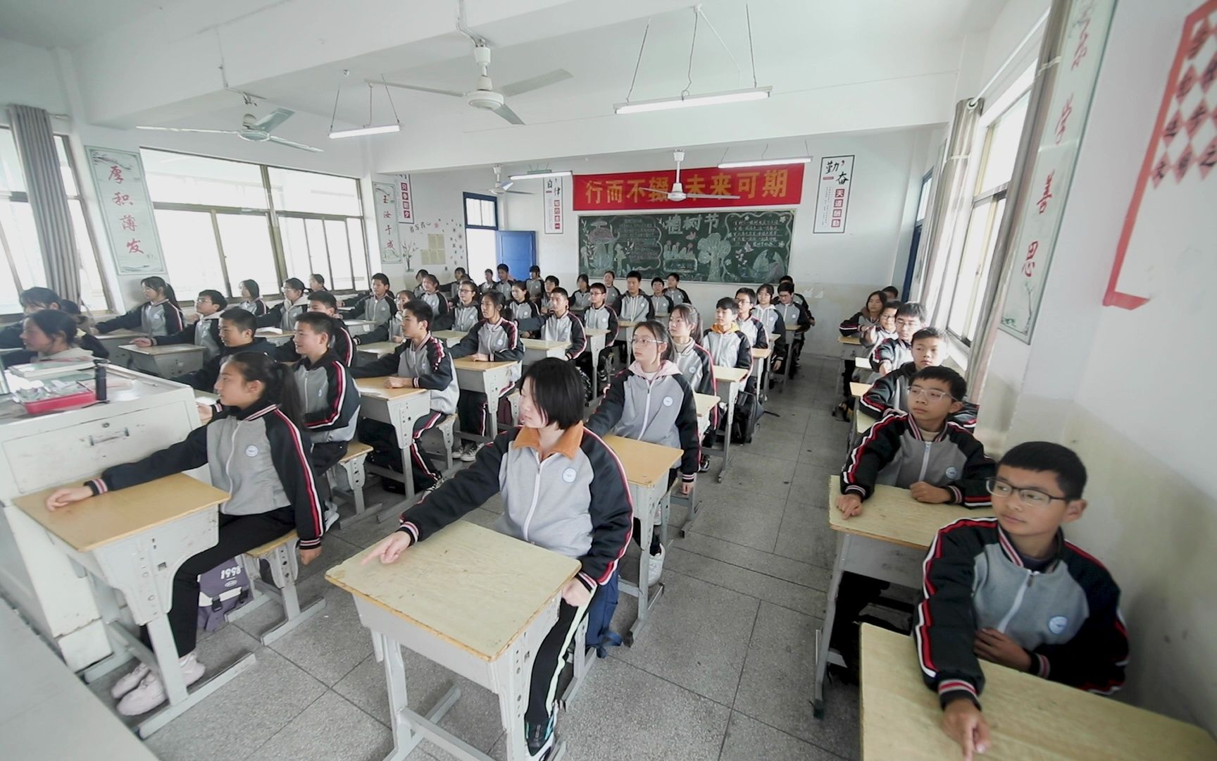望江初级中学713班《让我们荡起双桨》课桌舞