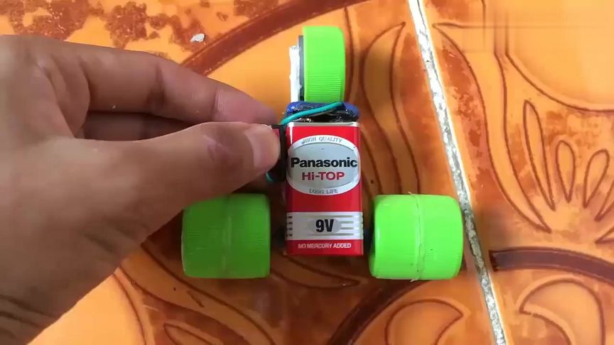 瓶盖、马达,教你制作简单的小车!