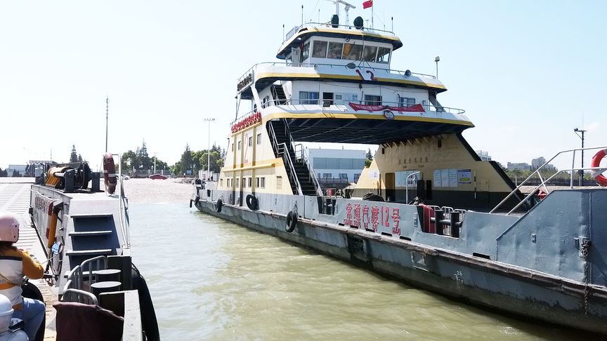 骑车去海南:先看看驾驶员是怎么开轮渡的,再看看波澜壮阔的长江