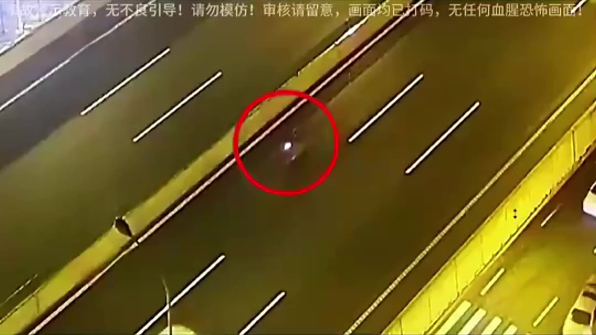 男子骑电动车遭两车连撞爆头身亡,却要承担事故责任? #热点 #交通...