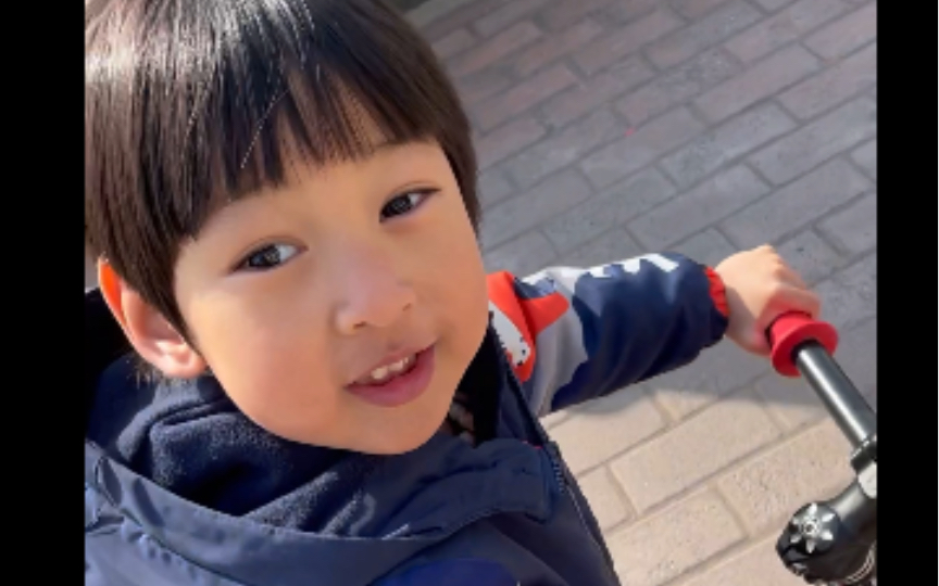 听4岁的孩子讲俄乌战争:一定要贴上中国国旗!