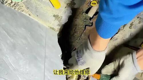 大年初一暖气管漏了,屋里跟冰窖一样冷,业主出2000块让我来抢修
