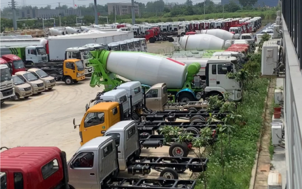 工程车、环卫车、特种车,各种各样,满满当当