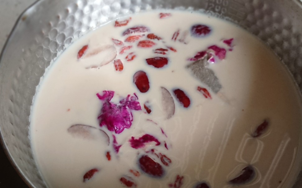 ...红枣干炒下,加牛奶,茶包(或者红茶)枸杞,椰子糖煮开。搅动防止糊底,...