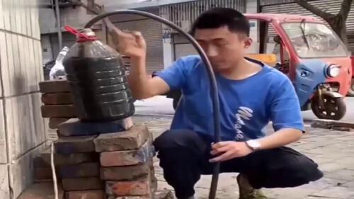 重庆小哥发明的抽水神器,鱼缸换水再也不用嘴吸了,真是太方便了!