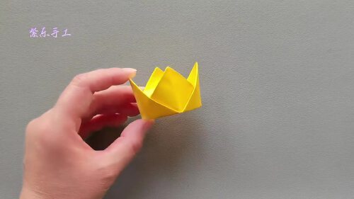 用一张纸折简单的小皇冠圆女孩们的公主梦手工折纸教程