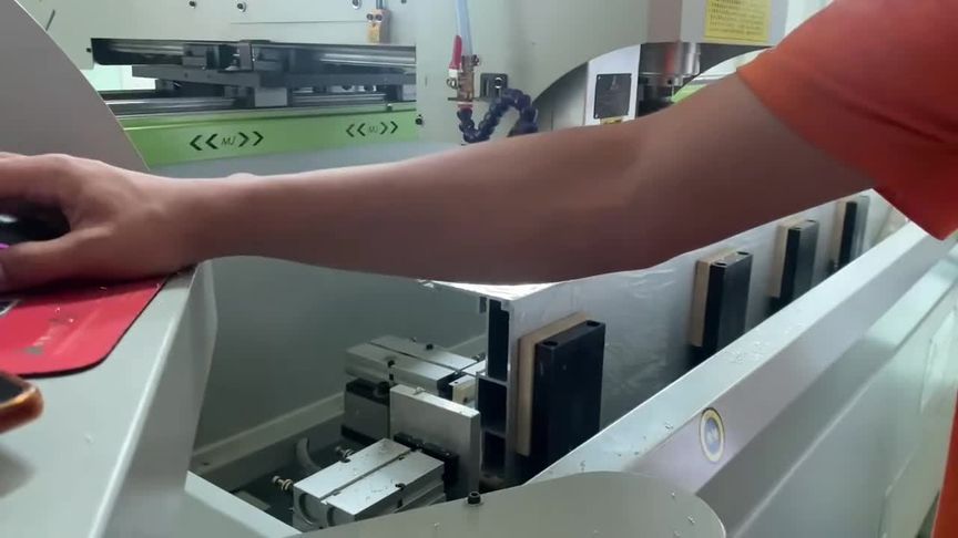 3米加工中心,不仅可以加工极简玻璃门, 大料门窗锁扣孔均可加工