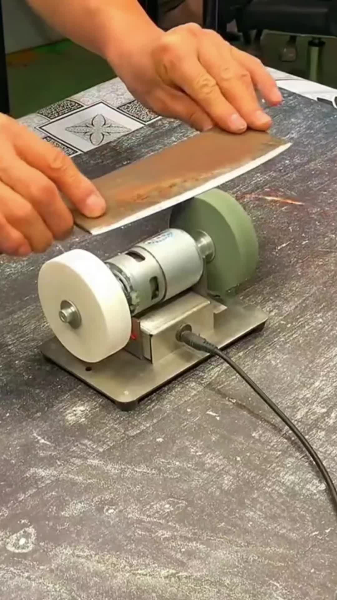 小型砂轮机,磨刀超顺手!家庭必备五金神器,轻松应对各种刃具打磨需求!...