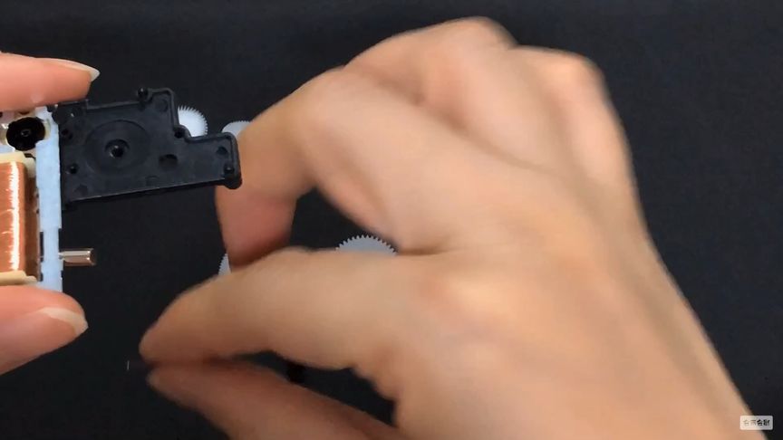 时钟转得好,齿轮有奥妙,仔细瞧瞧好有趣!
