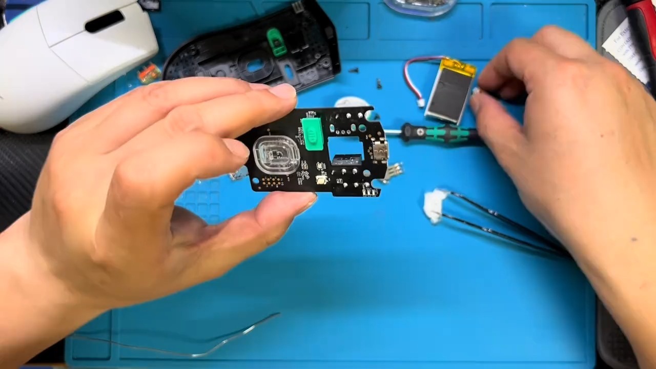 ...游戏鼠标拆解维修视频 解决滚轮回滚 滚轮失灵等情况。这个鼠标滚轮...