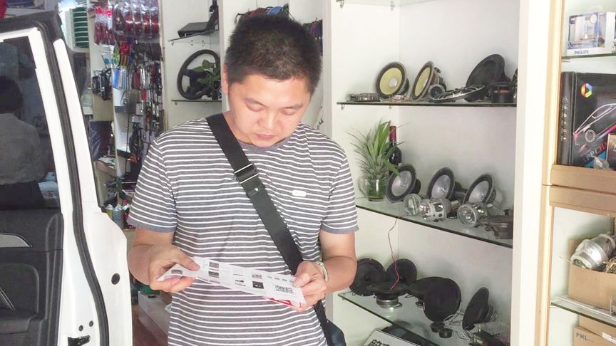 小伙不知道怎么使用行车记录仪,指定安装点师傅却让自己看说明书