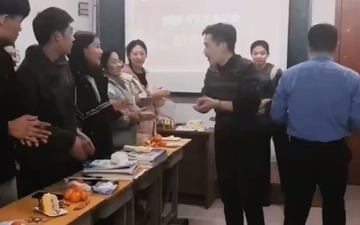 万智春考学校2021级春考班入学晚会,数鸭子游戏是王者还是青铜,一起...