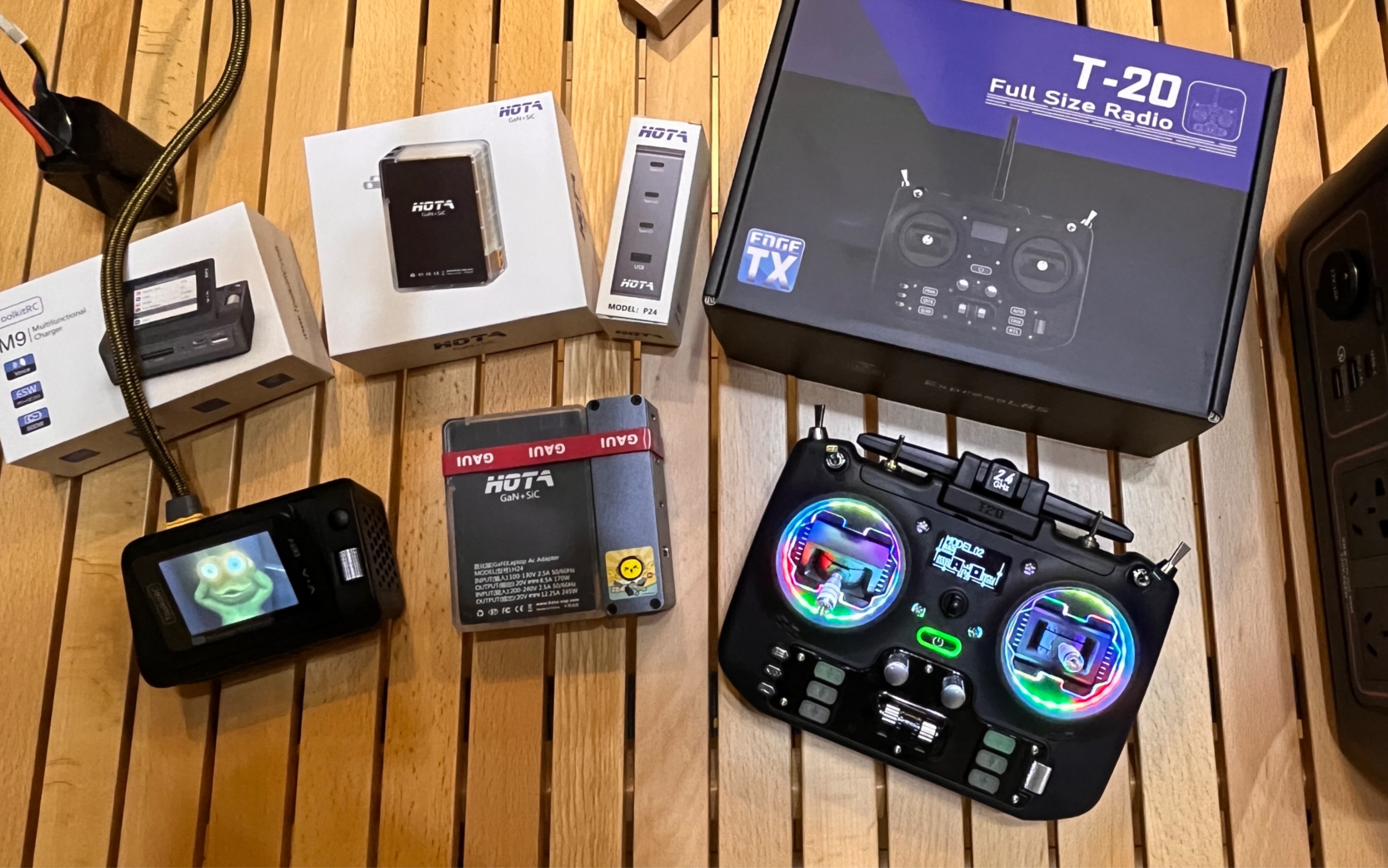 最近比较上头的三款产品ToolkitRC M9、HOTA 245W氮化镓、Jumper ...