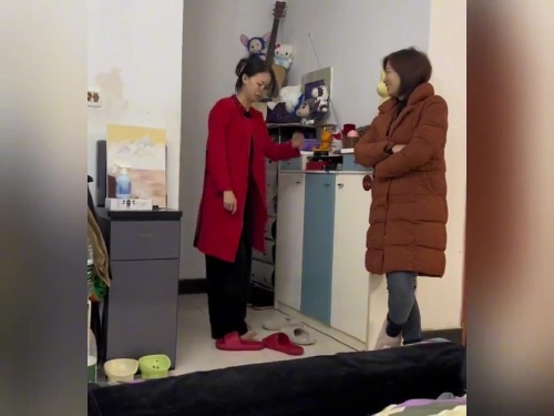 当四川婆娘模仿妈妈打麻将回来的样子