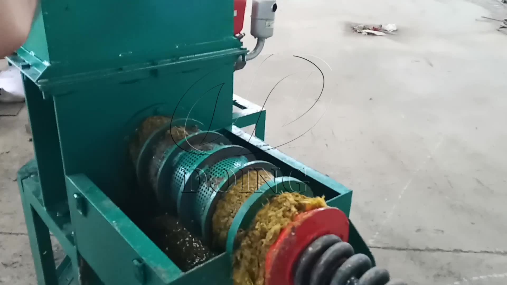 小型单螺旋棕榈油榨油机生产棕榈油视频