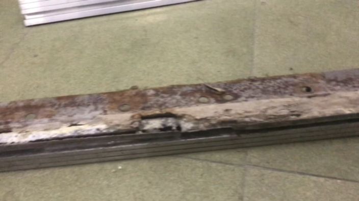 电梯轿厢地坎磨损了,去看看坏成什么样子的,走去盘他