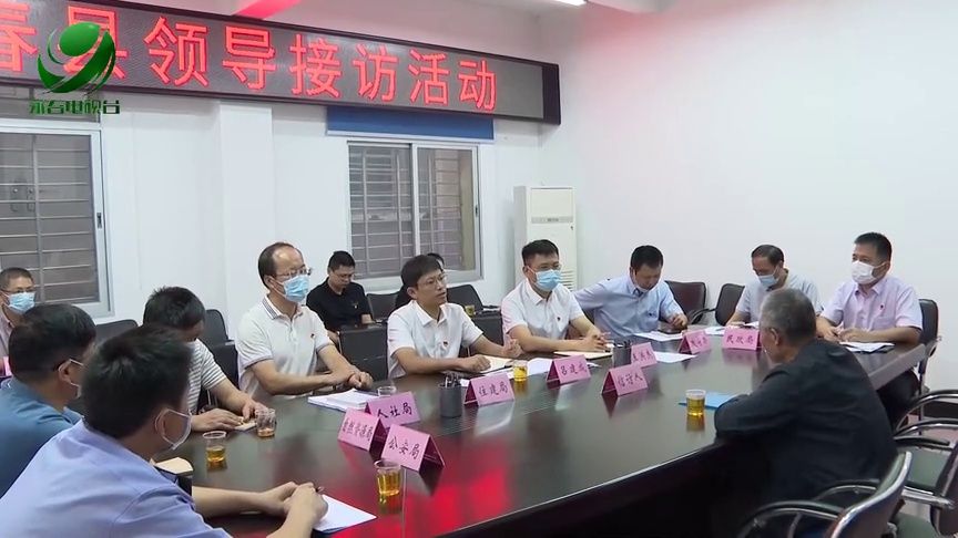 新闻:县长到信访局接访群众