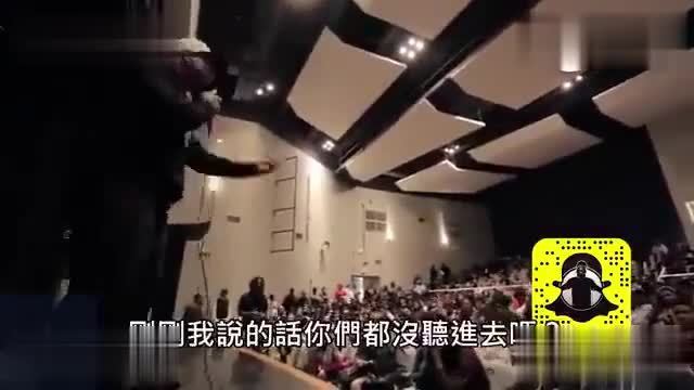 一个励志演说家回母校演讲,但台下的学生一直嬉戏打闹,忍无可忍的他.